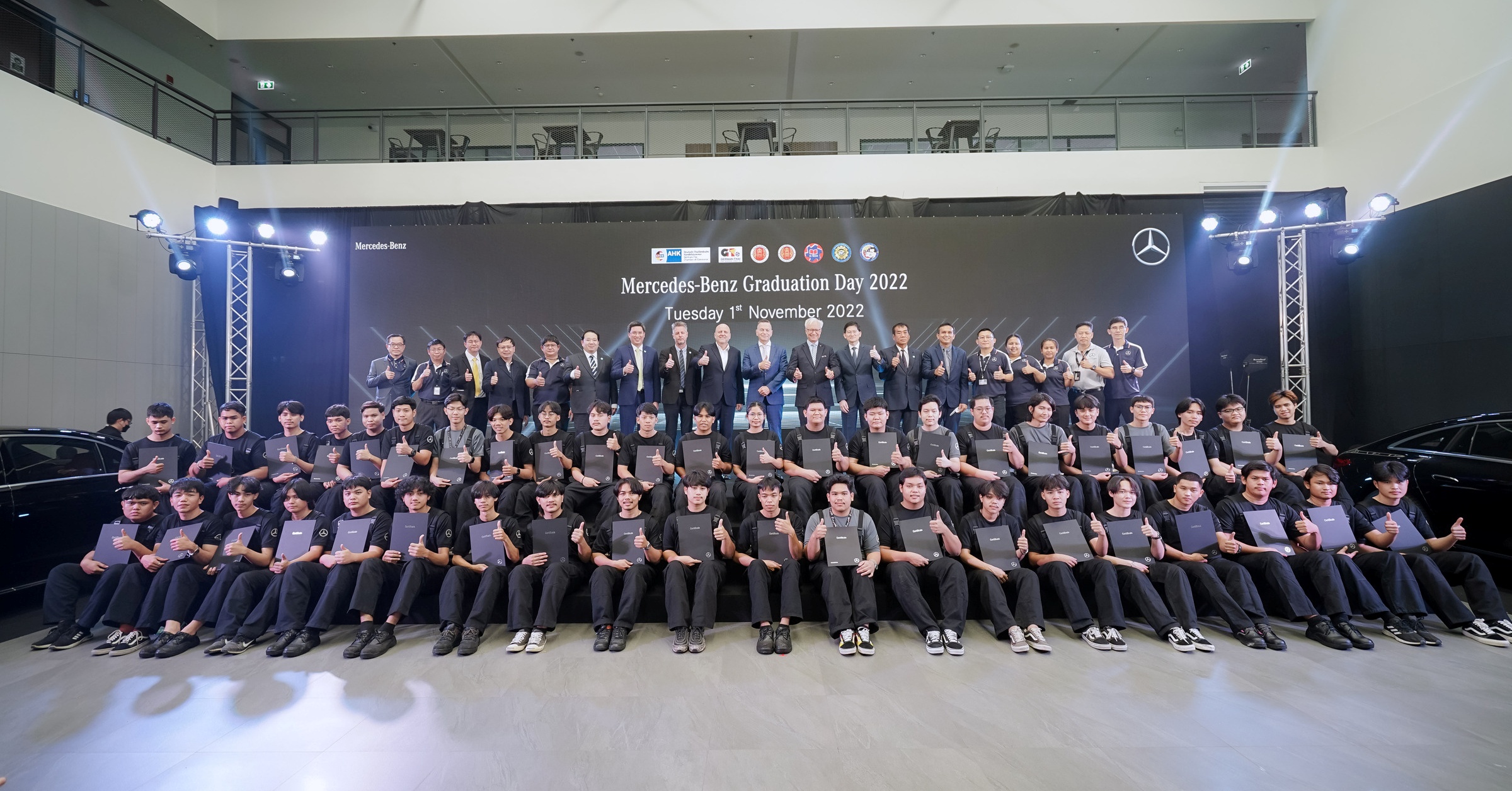 Mercedes-Benz มอบประกาศนียบัตร
